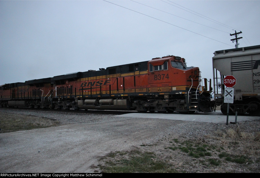BNSF 8374